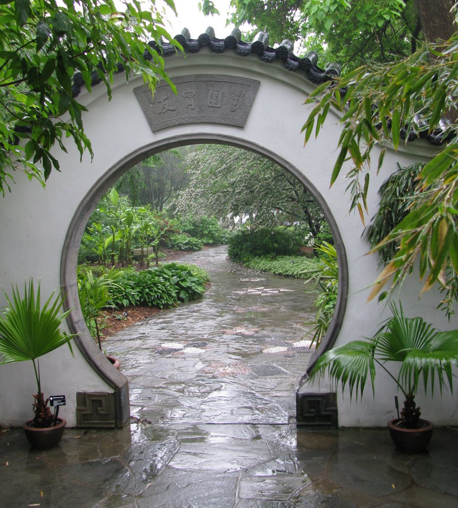 15 Lovely Moon Gates For Your Garden